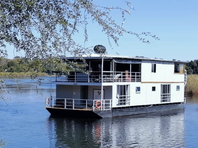 Eine Nacht auf einem Hausboot auf dem Okavango-Fluss