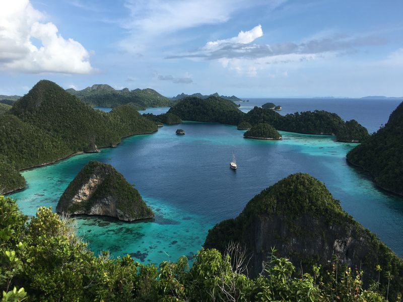 Wayag Lagoon Diving Cruise | DiveIndonesia.com