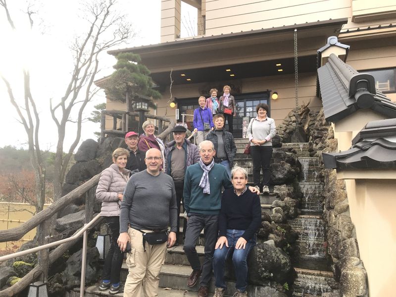 Détente dans une source chaude japonaise à Yurari Onsen