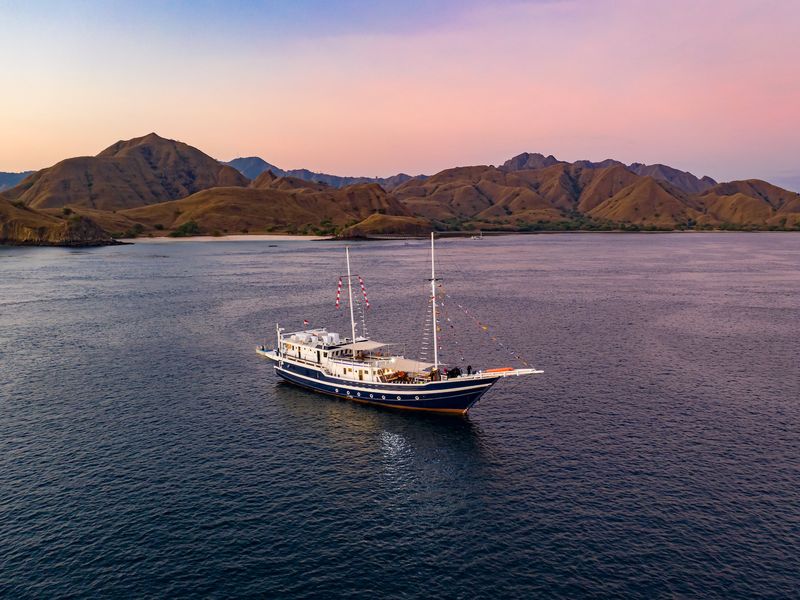 Best Komodo Liveaboard Diving Trips | DiveIndonesia